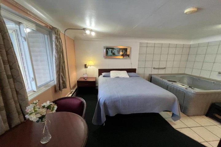 Bay Motel Queen Bed With Spa - Bay City, MI