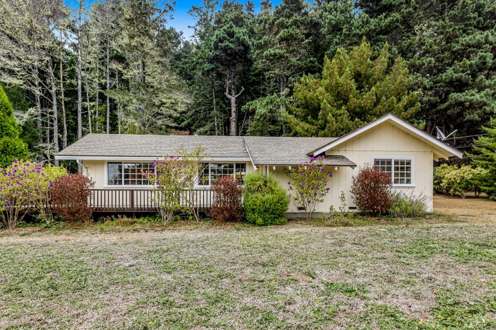 Sunny Getaway With Hot Tub, Yard & Beach Trail - Mendocino, CA