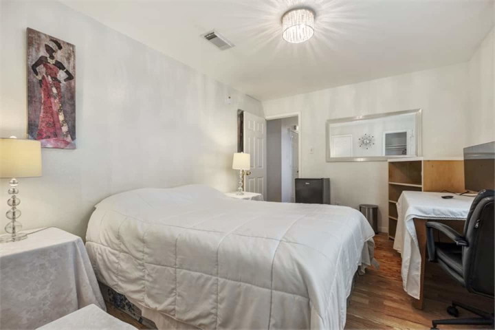Healthy Stay: Cozy Private Room & Alkaline Water - Pearland, TX