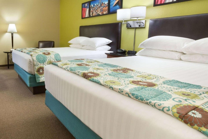 2 Queen | Wyndham Woodlands | Family Pavilion - The Woodlands, TX