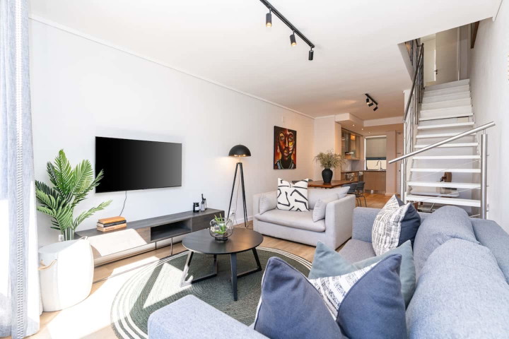 Sunny 2-bedroom Central Tropical Pool + Parking - Camps Bay