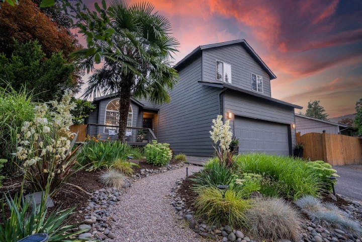 Modern Home W/hot Tub! In Small Town - Wilsonville, OR