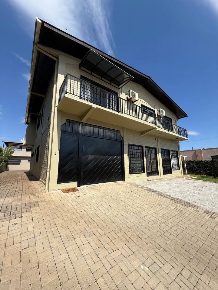 House With 2 En-suite Bedrooms And 1 Bedroom, Half Bath, And 2 Regular Parking Spaces - Brazil