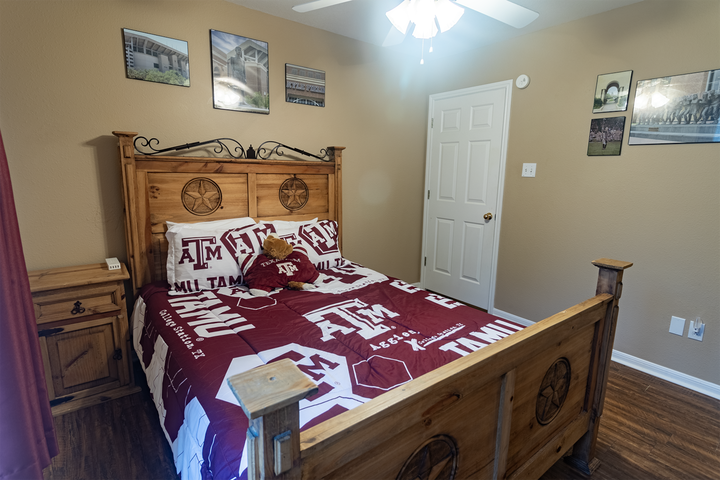 Aggie Whooplex - Family Duplex Unit - Bryan, TX