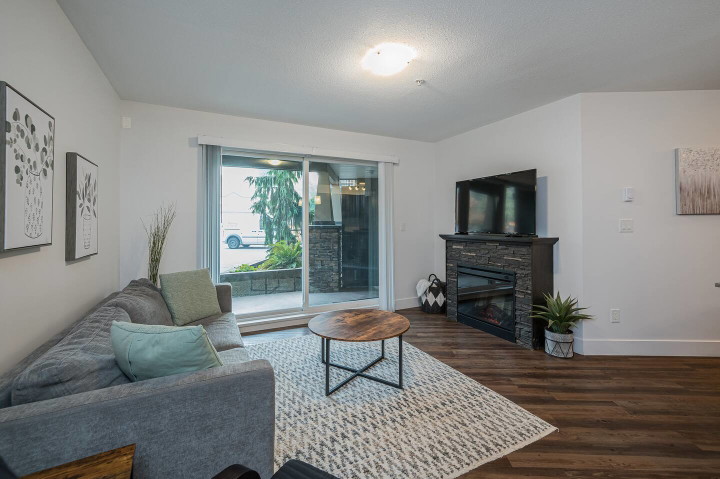 Lovely - 2 Bedroom Condo With Indoor Fireplace - Abbotsford