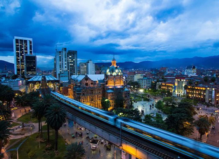 Lindo Apartamento Con Piscina Centro Medellín - Medellin, Antioquia, Colombia