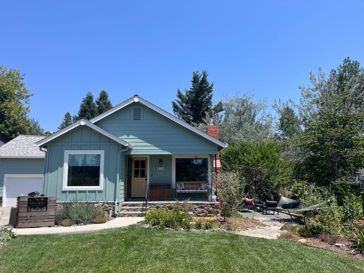 Charming Creekside Home Walk To Downtown - Grass Valley, CA