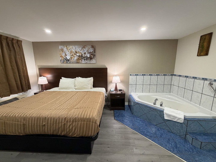 Room With One King Bed And Jaccuzi Suite - Perth, ON, Canada
