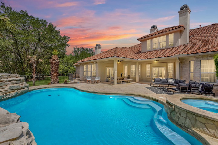 Sleeps 19 | Pool, Game Room | Luxe Holiday Retreat - Leander, TX