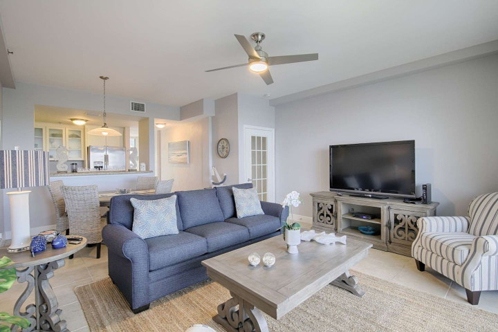 Canal-side 2br W/ Balconies & Beach Walk - Tampa Bay, FL