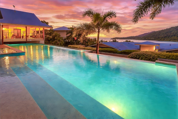 Nalu - Oceanview Apartment, Large Balcony + Pool - Airlie Beach