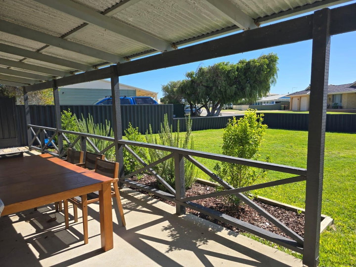 Sea Breeze A Cosy 4/1 Holiday Home, Just 300m From - Lancelin