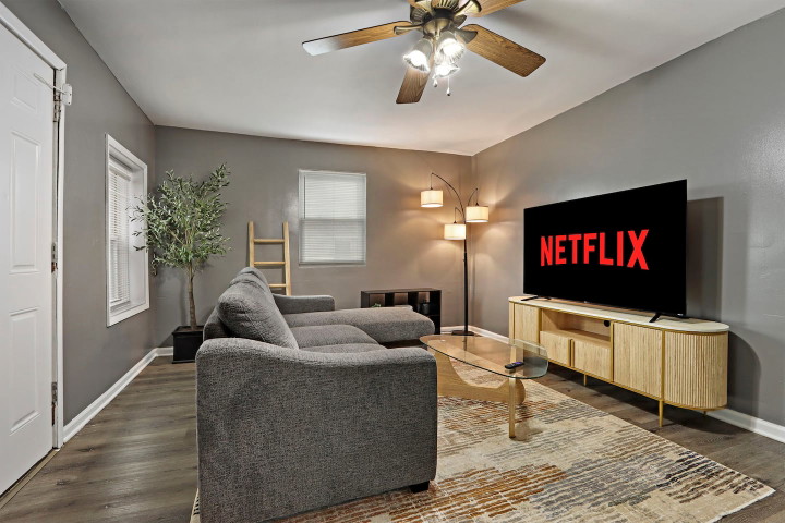 Navy Base Stay - 4 Queen Beds | 2 Bath | Waukegan - North Chicago, IL