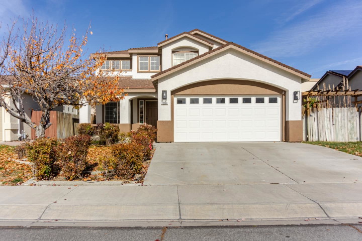 Two Story Spacious House. - Carson City, NV