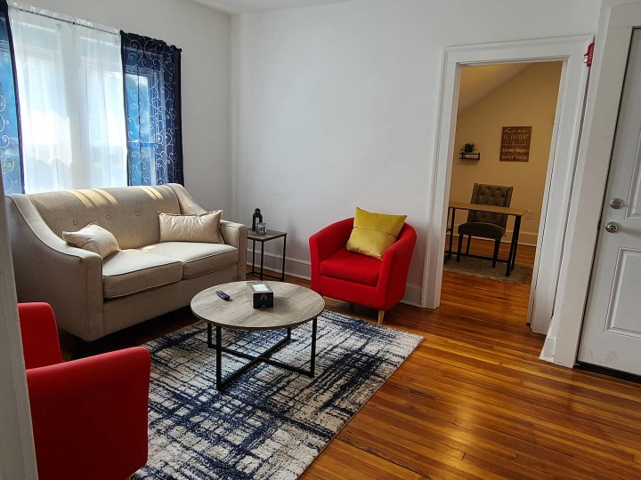 2 Bedrooms Suburban Hidden Penthouse! - Farmington, CT