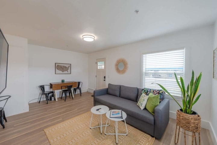 Charming Modern Cottage, Downtown @Pinpointstays - Coos Bay, OR