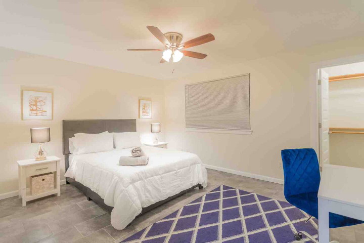 The Aspen King Size Bed Fast Wifi Central Comfy - McAllen, TX