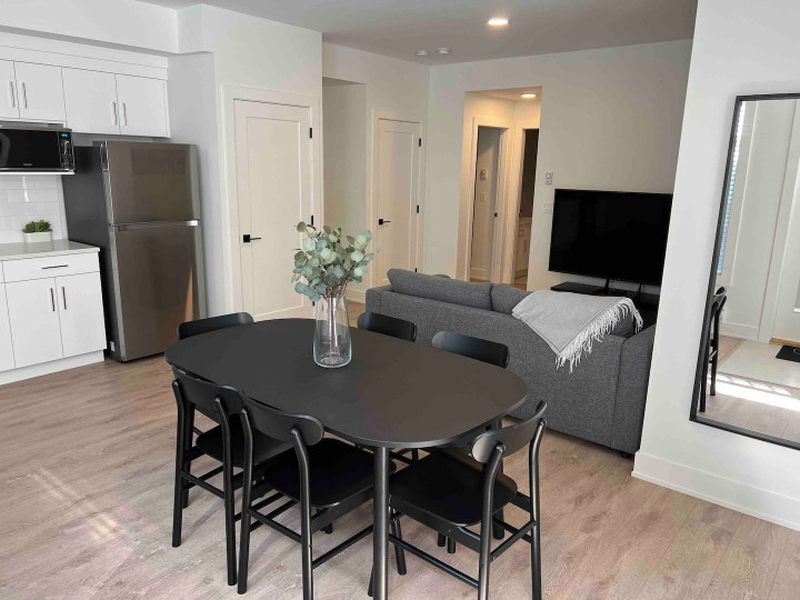 Centrally Located Modern Suite - Vancouver