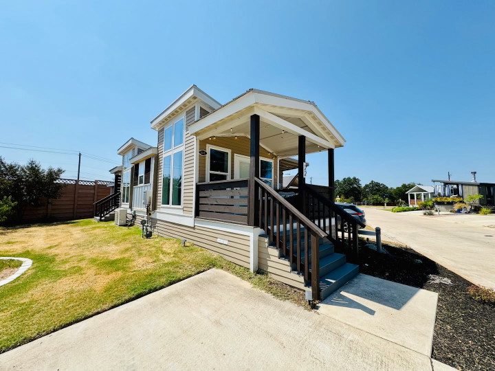 The Tiny Treasure With Pool & Hot Tub - Austin, TX