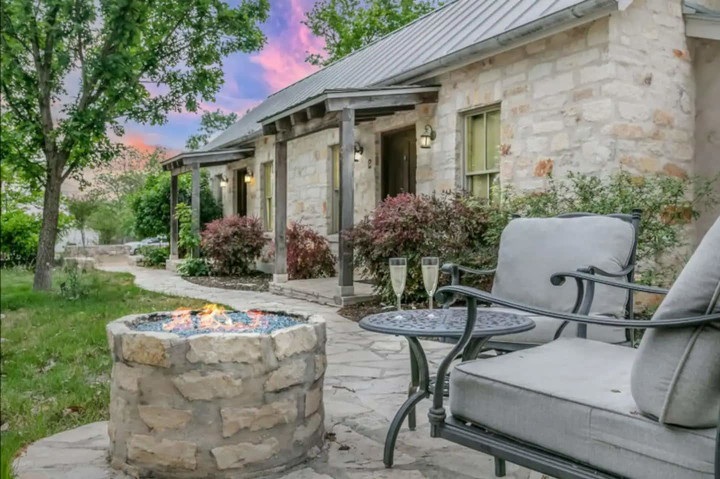 Stonebridge 2: 2 Blocks To Main | Shared Hot Tub - Fredericksburg, TX