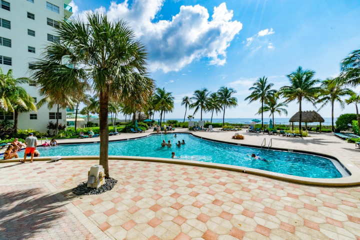 Frente Al Mar, Piscina, Y Balcón Con Brisa Marina - Aventura, FL