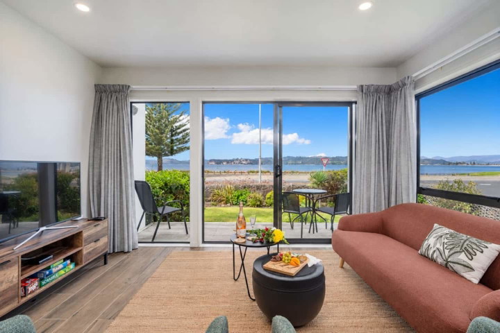 Soleil By The Sea - Beachfront, Pool, Hot Tub - Whitianga