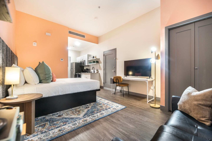 Cozy And Vibrant Studio Stay - Walk Score 72 - Macon, GA