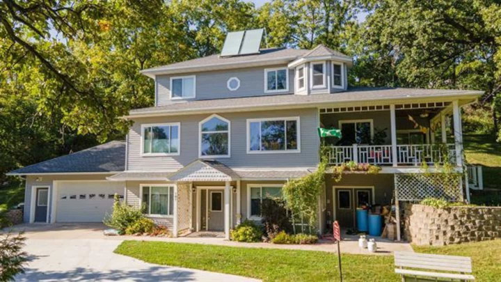 Cozy Riverview Retreat - Decorah, IA