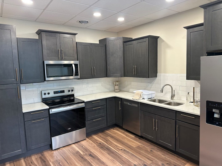 2nd Floor City Style Flat W King, 2 Twins, Couch - Williamsport, PA