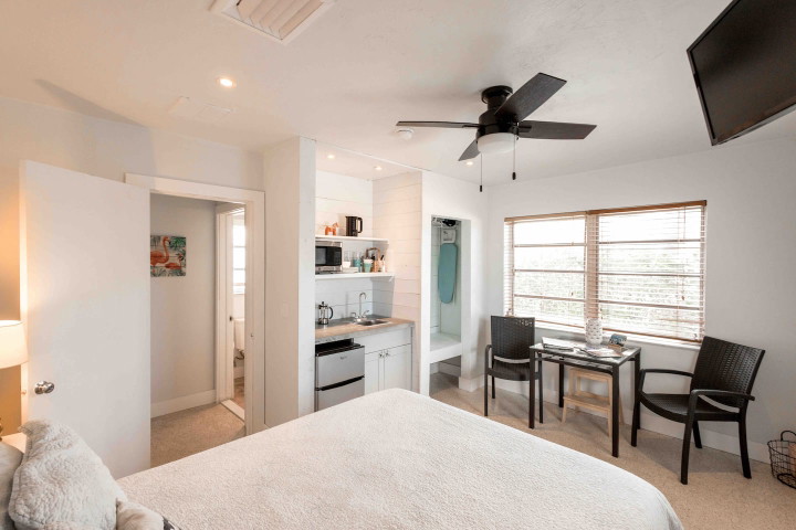 Marco Island Micro-studio, Kitchenette & Courtyard - Marco Island, FL