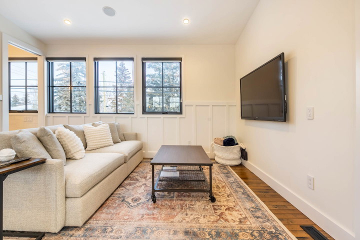 Luxury Private Carriage House With Character! - Calgary
