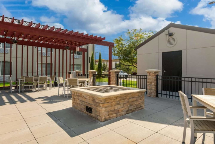 2 Queen Beds | Free Parking. Free Breakfast. Pool - Wichita, KS