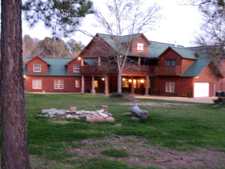 Secluded Lodge With A Private Pond And A Hot Tub - Bastrop, TX