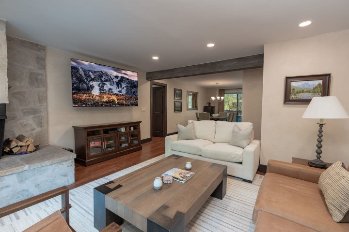 Riverfront Aspen Condo: Pool, Hot Tub, & Views! - Aspen