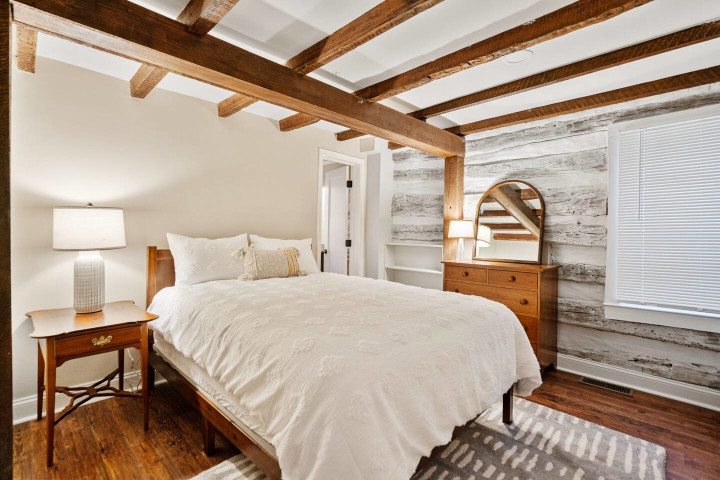 Sunny 2 Bed Rm Suite C-201 On Top Floor Old Town - Winchester, VA