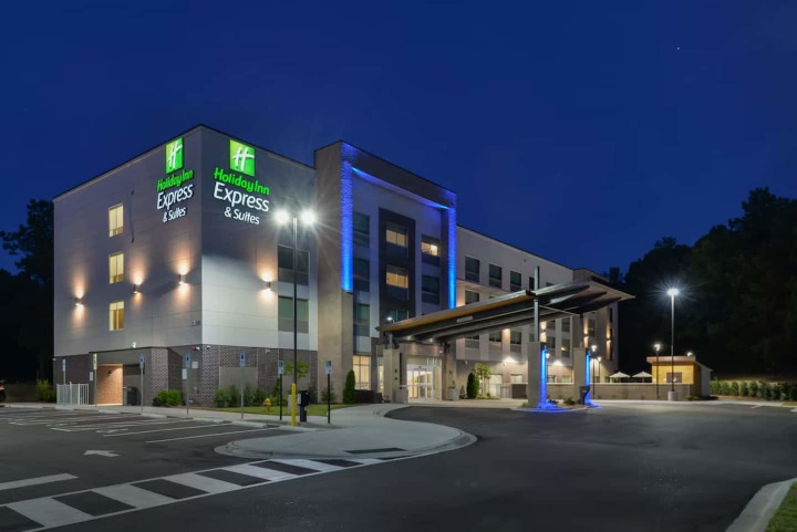 Near Ballantyne Village + Free Breakfast & Pool - Charlotte, NC