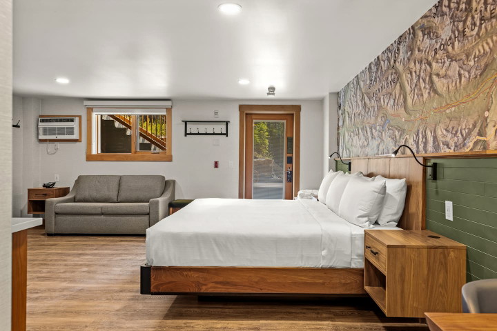 Spacious King Condo | Fireplace + Balcony - Banff