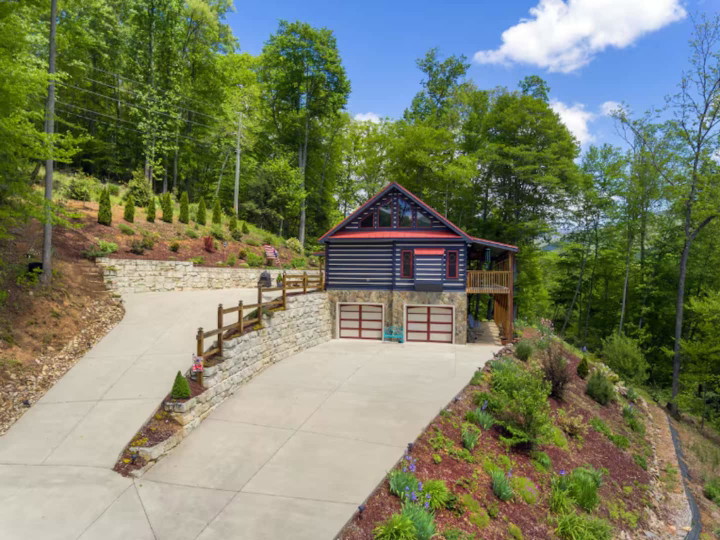 Mountain Cabin W/ Hot Tub, Views & Game Room - Black Mountain, NC