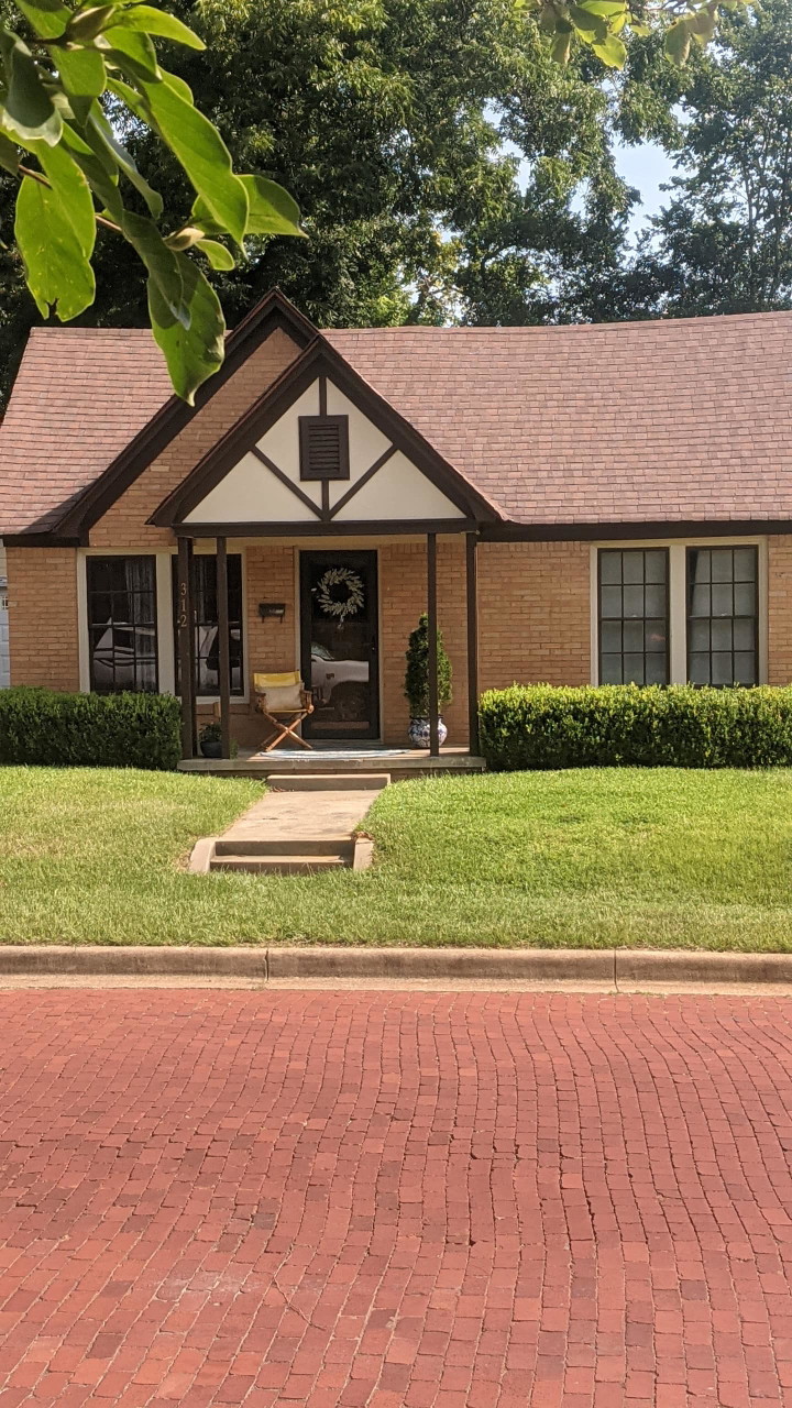 Cozy And Bright! Conveniently Located! - Tyler, TX