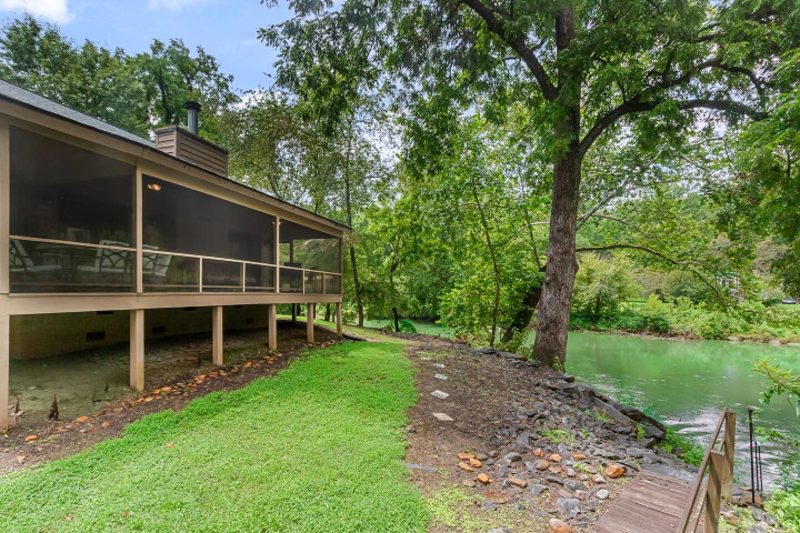 Hiwassee Riverfront | Screened Porch | Sleeps 7 - Murphy, NC