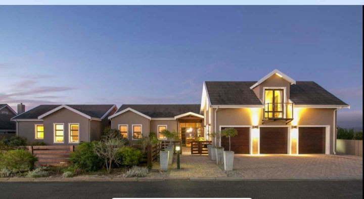 Pezula Lodge -Lagoon, Golf Course & Mountain Views - Knysna