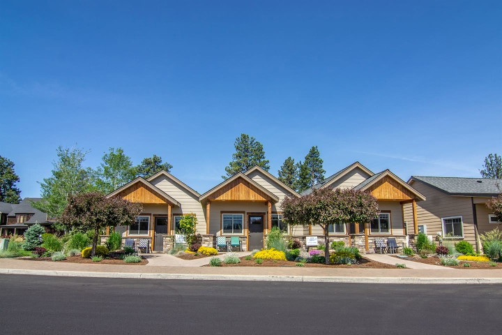 Views! 1blk To Town, Clean+charming,pets Ok-middle - Sisters, OR