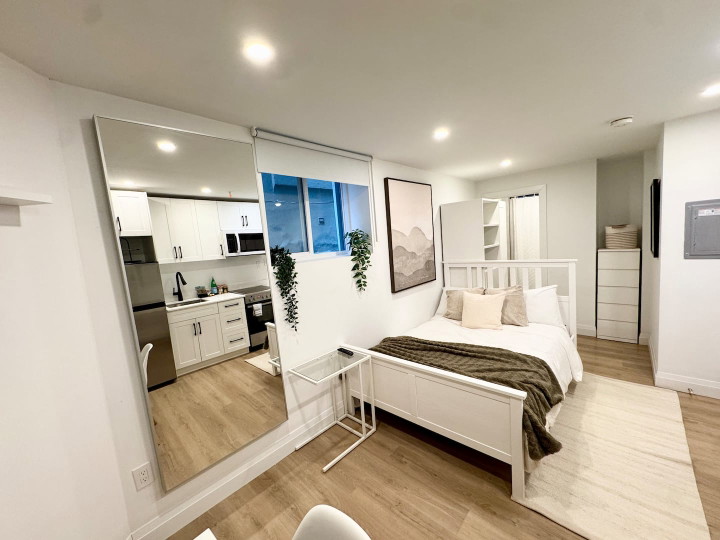 *Clean Fresh Newly Renovated Private Unit Toronto* - Toronto