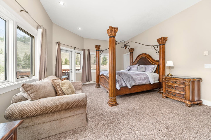 5 Bed 2.5 Bath Penthouse W/mountain View In Radium - Canada