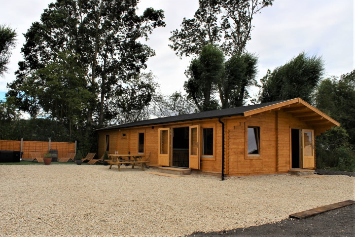 Inviting 3-bedroom Lodge In Ashton Under Hill - Cotswolds