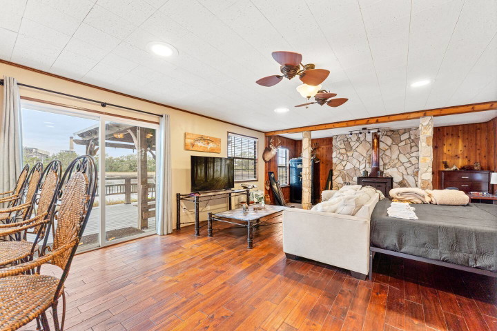 Waterfront Fishing Lodge, Kng, Stovepipe Fireplace - Jacksonville, FL