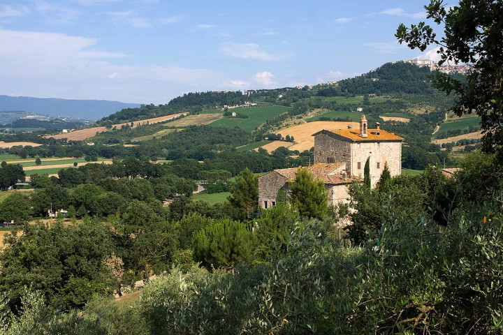 Dimora Del 16° Secolo Con Piscina Di Fronte A Todi - Umbria