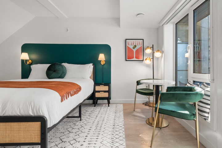 Chic & Cozy Studio W/ Patio| Fast Wifi| Nespresso - North Vancouver