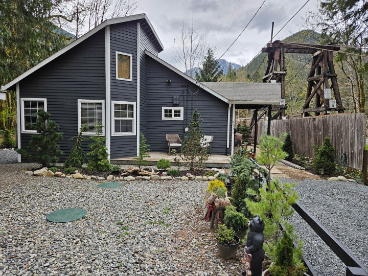 River Front Cabin Near Steven's Pass - Skykomish, WA
