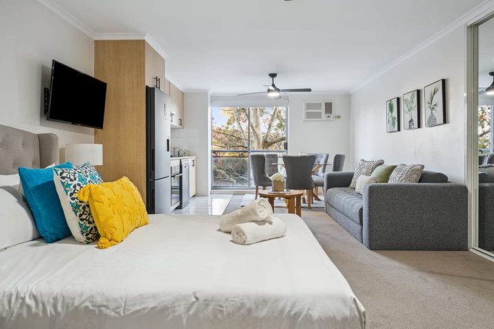 Crows Nest Studio | Balcony, Bath & City Access - North Sydney
